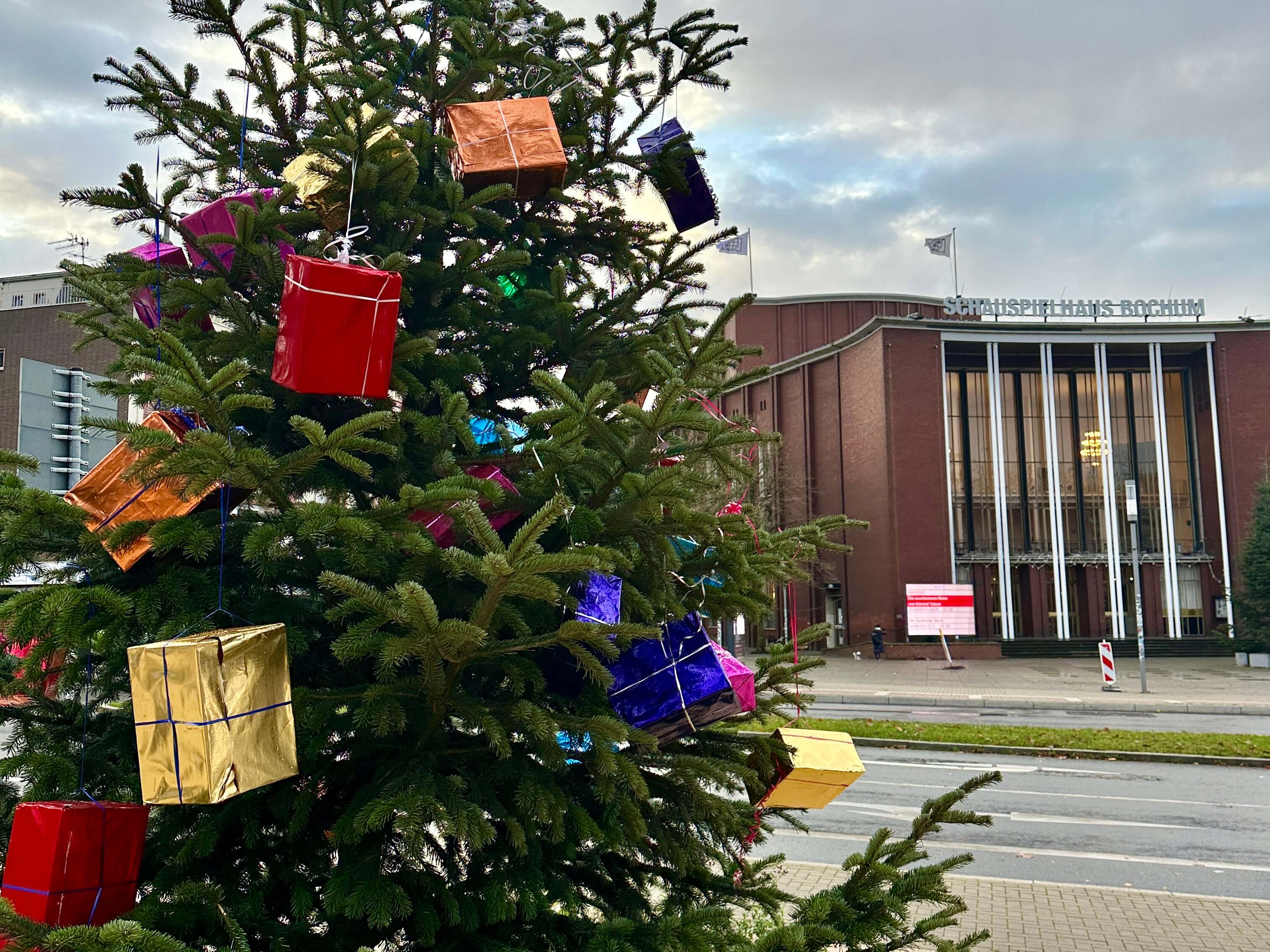 Weihnachtsbaum 2023 am Tana-Schanzara-Platz geschmückt › Jens Matheuszik